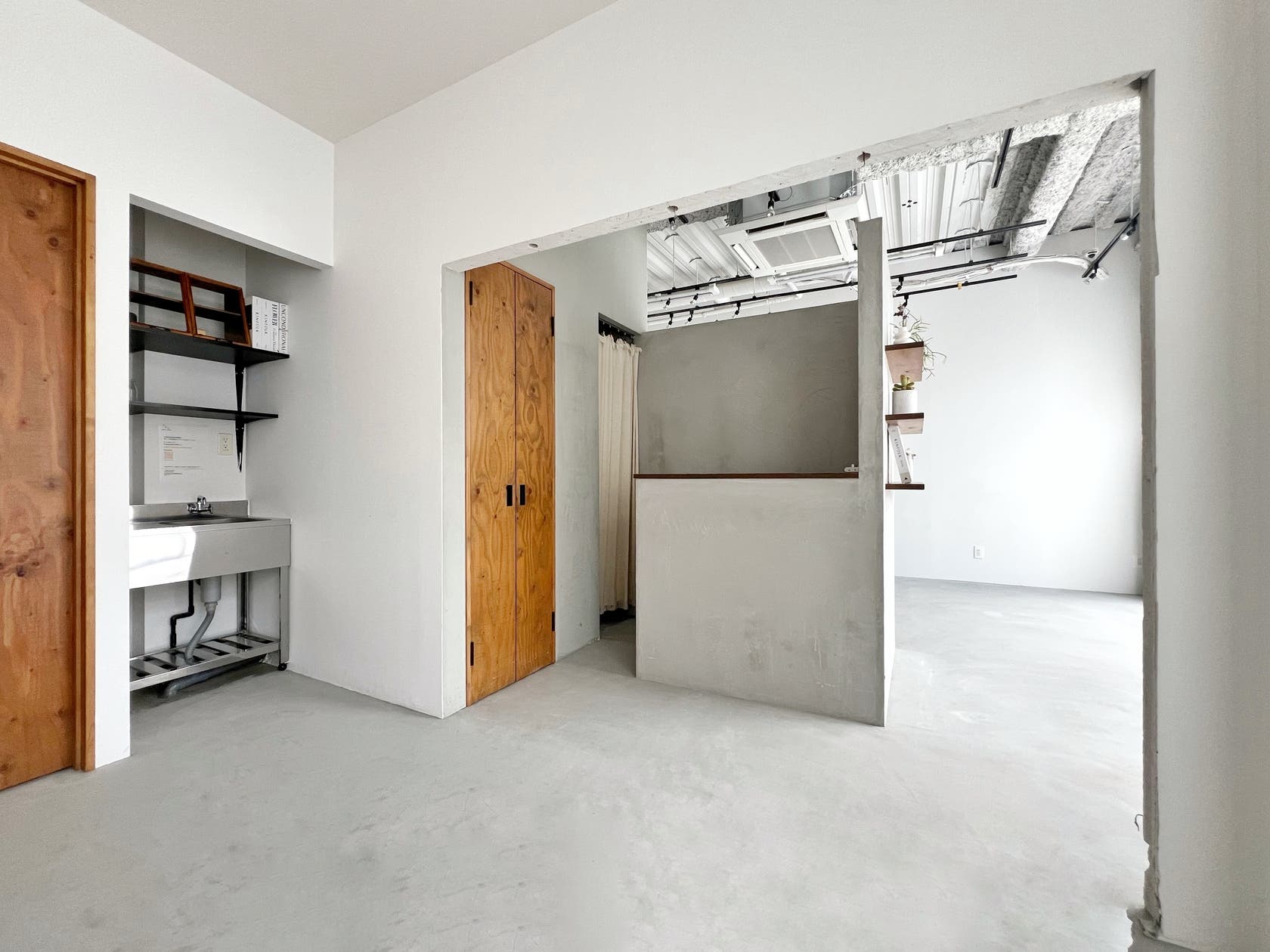 [自然光◎][南側全窓][ヴィンテージ家具][天井高3.2m][路面1F]多目的な用途に最適なスペース。の写真21