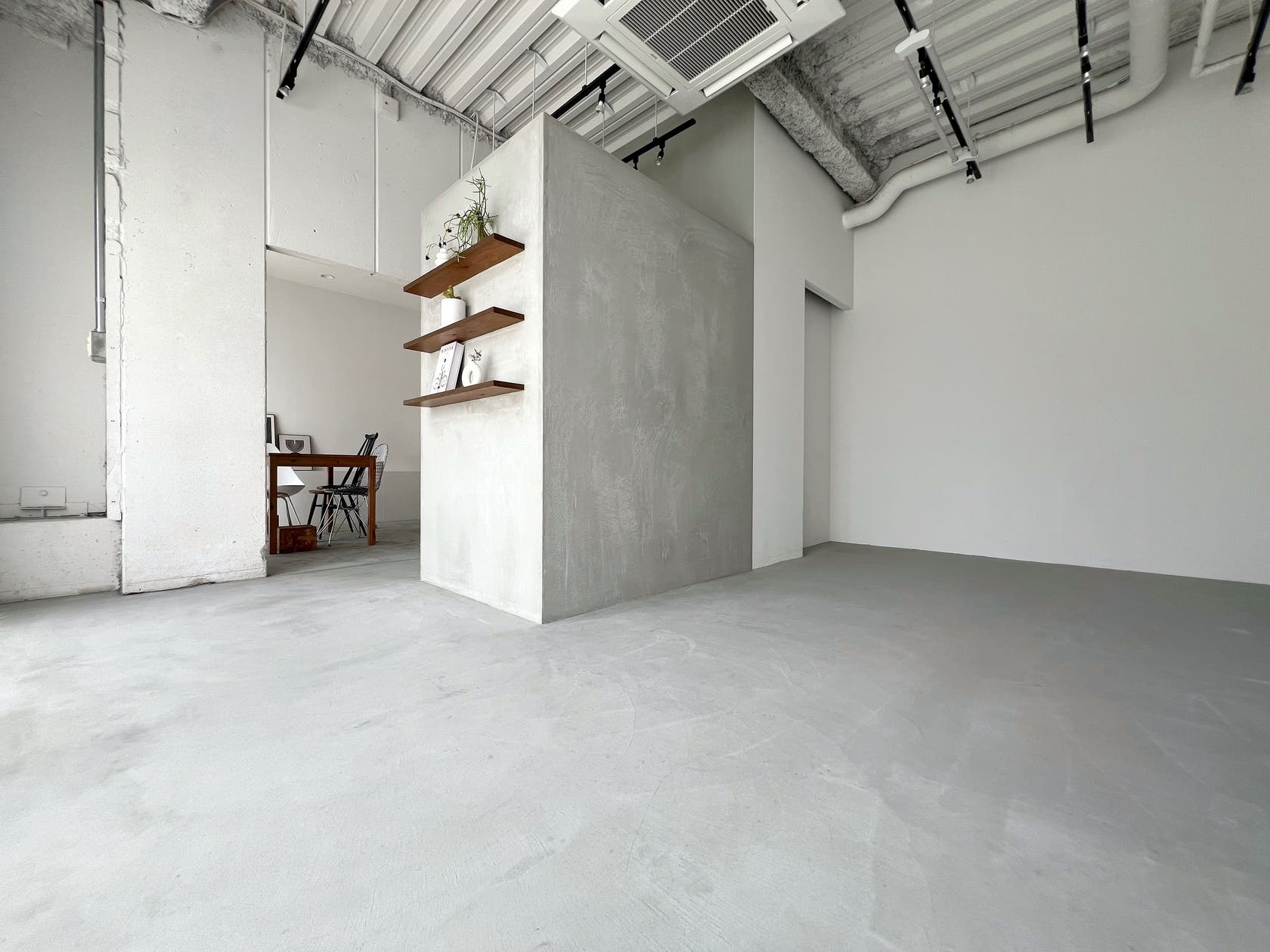 [自然光◎][南側全窓][ヴィンテージ家具][天井高3.2m][路面1F]多目的な用途に最適なスペース。の写真10