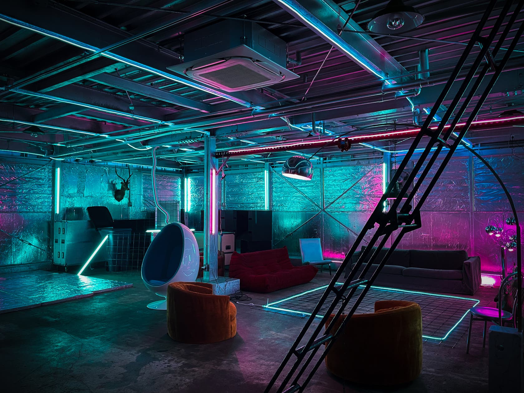 近未来的などこか退廃的な世界観が形成された撮影スタジオ 250㎡ | 雑色駅徒歩15分 | ＃廃墟＃アパレル＃ハウススタジオの写真1