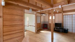 戸建て1棟貸切利用。 飲食可。バリアフリー。駐車場2台完備 、バス停も目の前の写真2