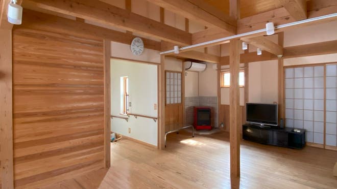 舞浜テーマパークまでバスで22分。戸建て1棟貸切利用。 飲食可。バリアフリー。駐車場2台完備 、バス停も目の前の写真2