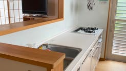 戸建て1棟貸切利用。 飲食可。バリアフリー。駐車場2台完備 、バス停も目の前の写真3
