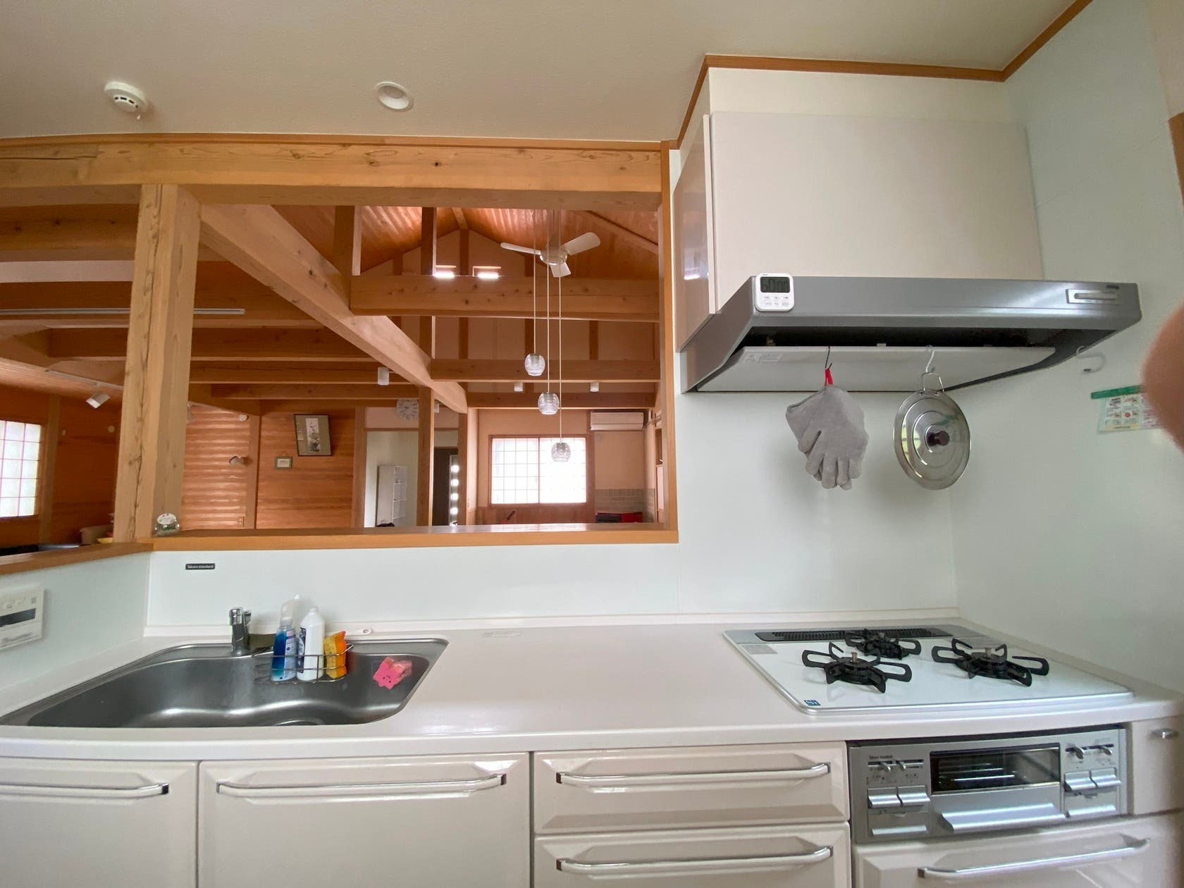 舞浜テーマパークまでバスで22分。戸建て1棟貸切利用。 飲食可。バリアフリー。駐車場２台完備 、バス停も目の前の写真4