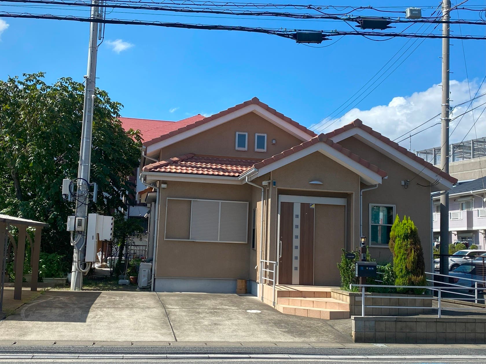 舞浜テーマパークまでバスで22分。戸建て1棟貸切利用。 飲食可。バリアフリー。駐車場２台完備 、バス停も目の前の写真5