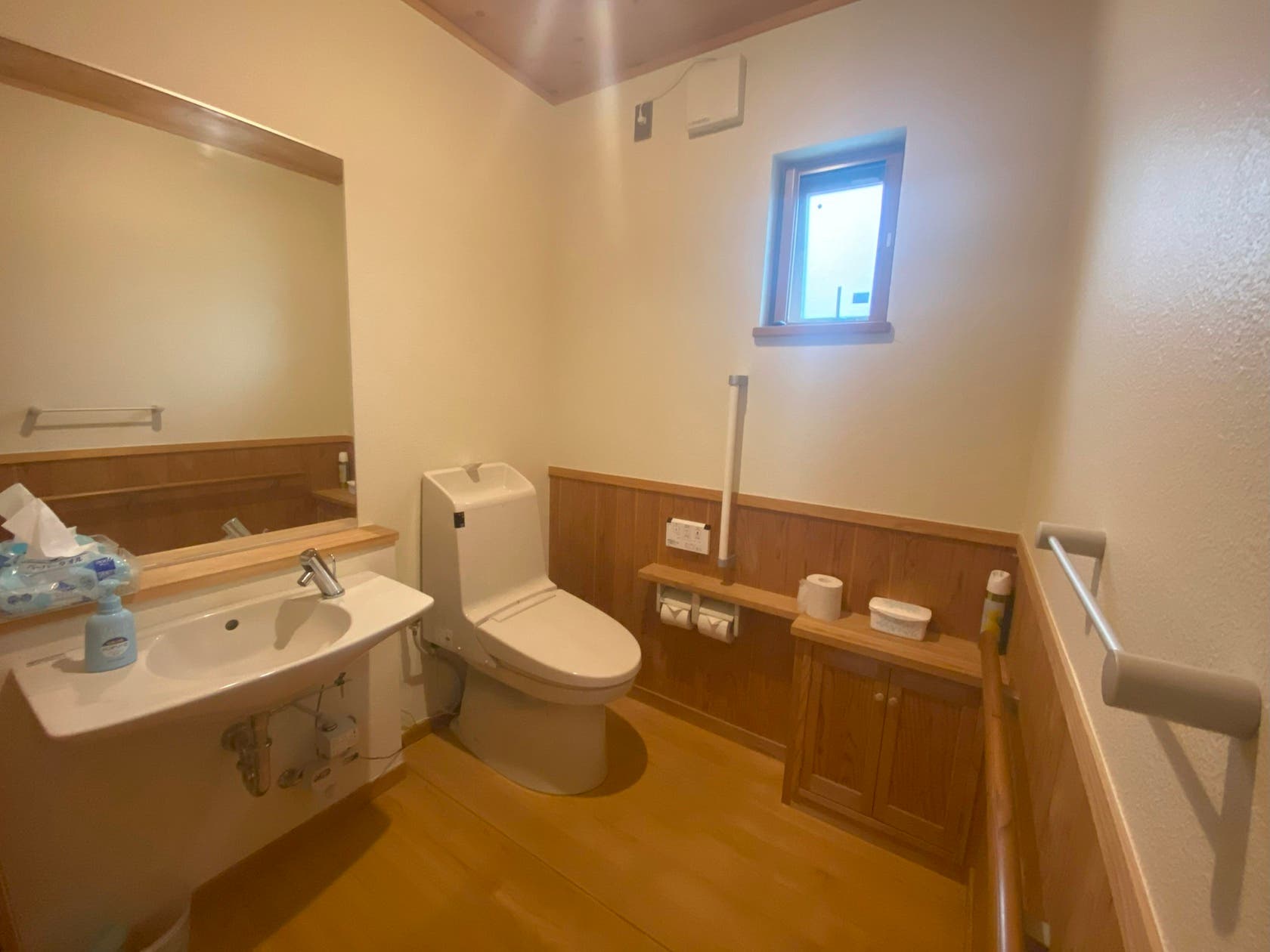 舞浜テーマパークまでバスで22分。戸建て1棟貸切利用。 飲食可。バリアフリー。駐車場２台完備 、バス停も目の前の写真6