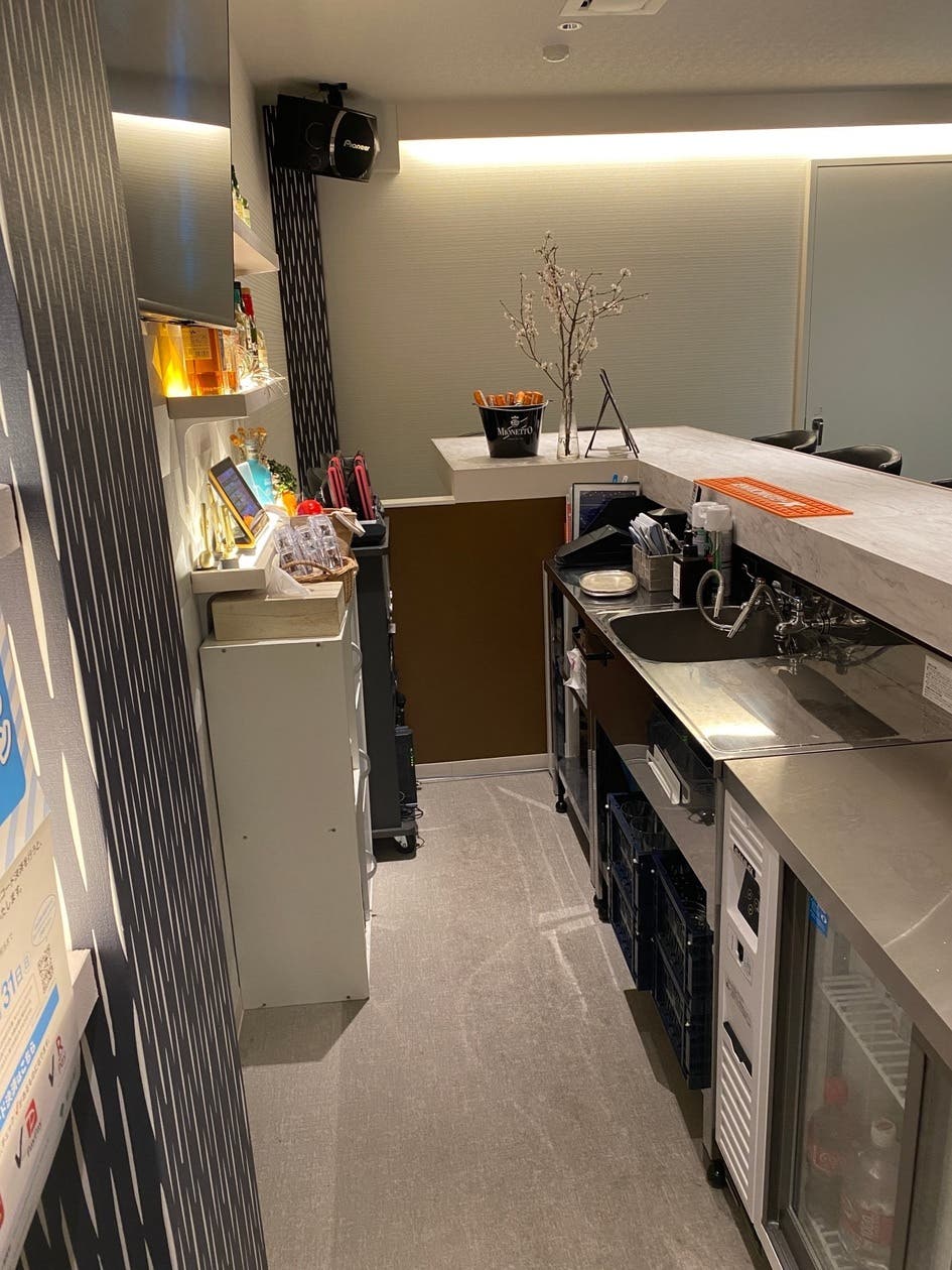 【新宿から電車で10分！】荻窪駅1分★カラオケBAR♬リピート多数！！白くて綺麗な内装で高級感がありピカピカです✨の写真14