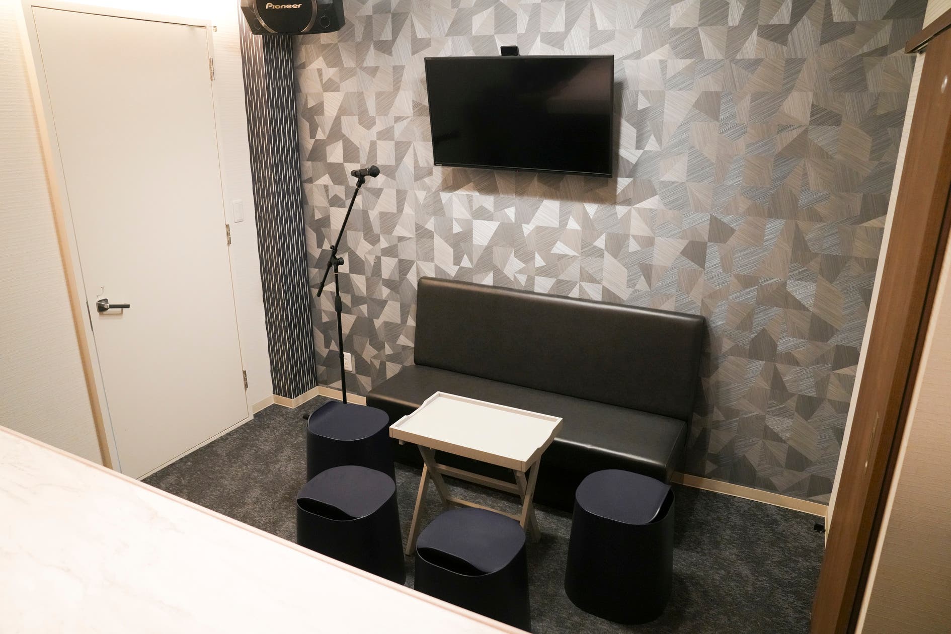 【新宿から電車で10分！】荻窪駅1分★カラオケBAR♬リピート多数！！白くて綺麗な内装で高級感がありピカピカです✨の写真9