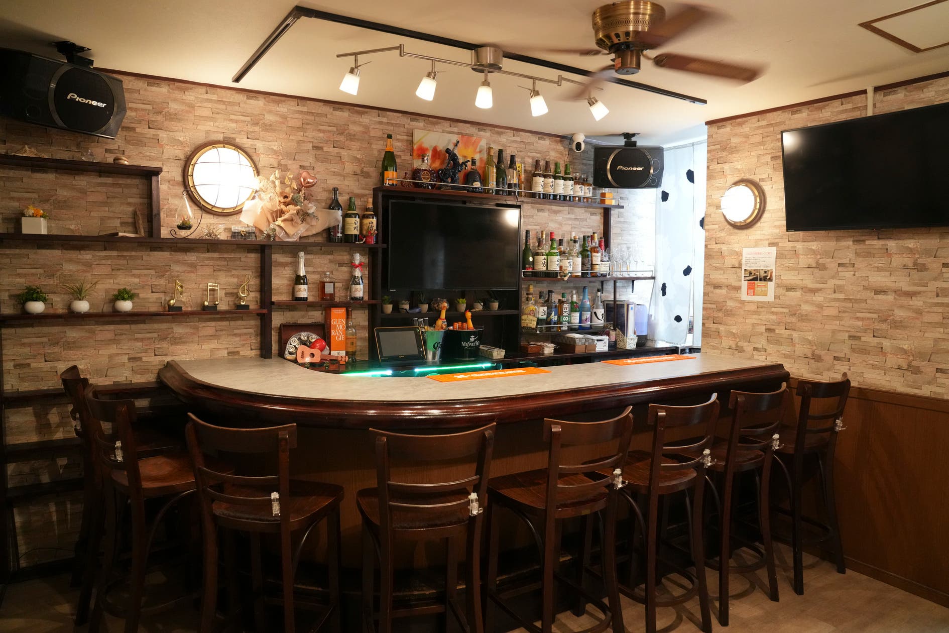 【新宿から電車で10分！】阿佐ヶ谷駅2分★カラオケBAR♬清潔でカフェのような温かみのある内装✨禁煙🚭の写真8