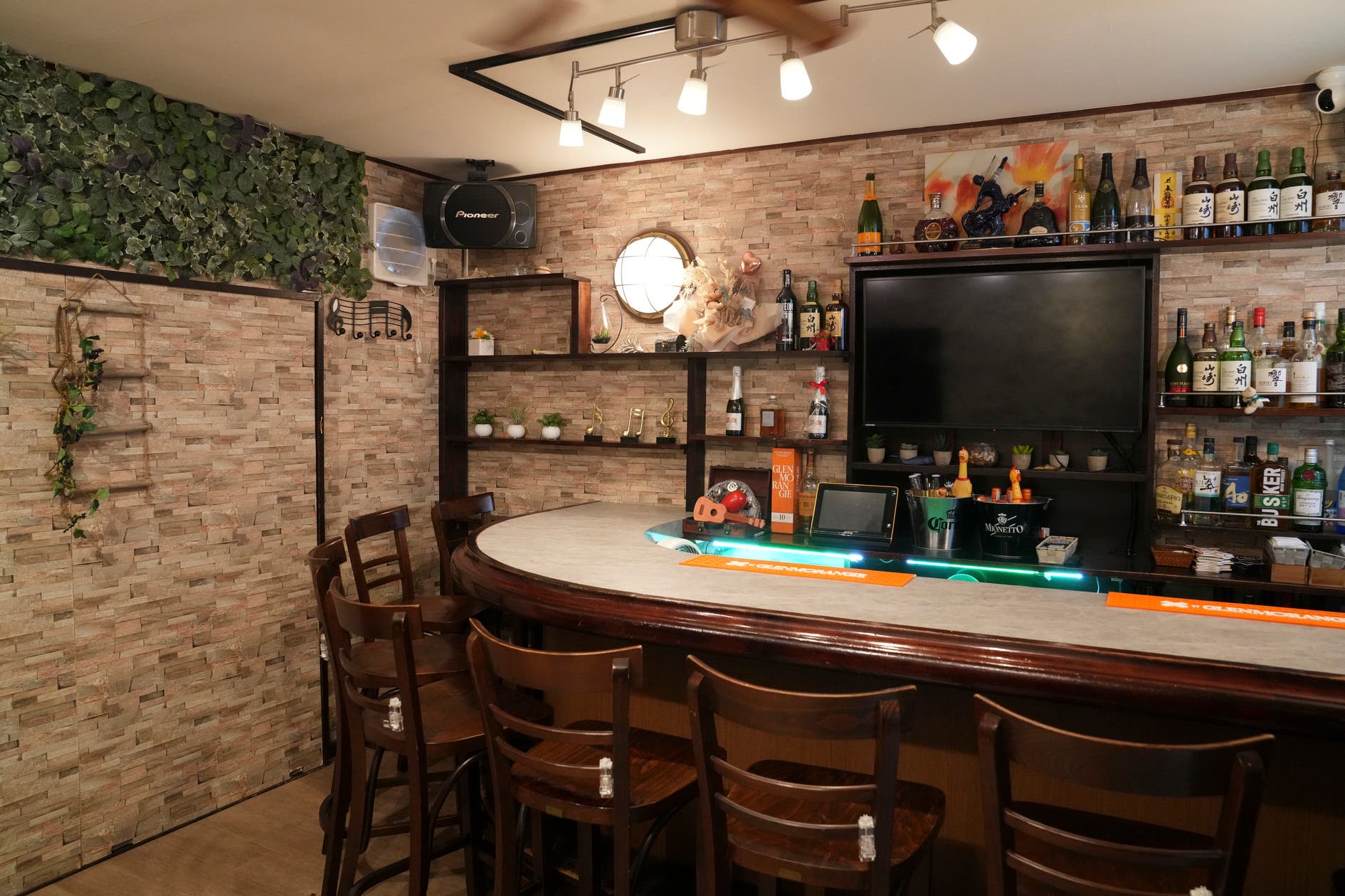 【新宿から電車で10分！】阿佐ヶ谷駅2分★カラオケBAR♬清潔でカフェのような温かみのある内装✨禁煙🚭の写真3