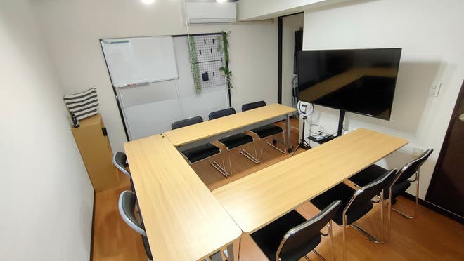 50インチTVのある完全個室貸会議室|web会議・商談・面接・打合せ・勉強会・個人レッスンなどの写真1