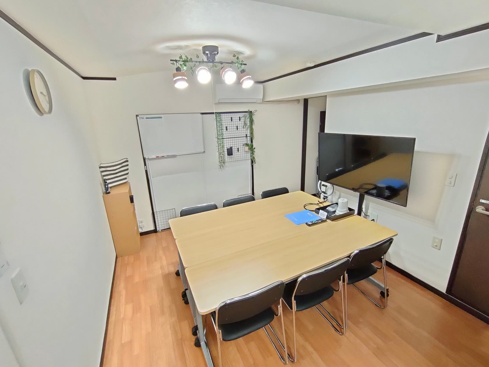 50インチTVのある完全個室貸会議室｜web会議・商談・面接・打合せ・勉強会・個人レッスンなどの写真2