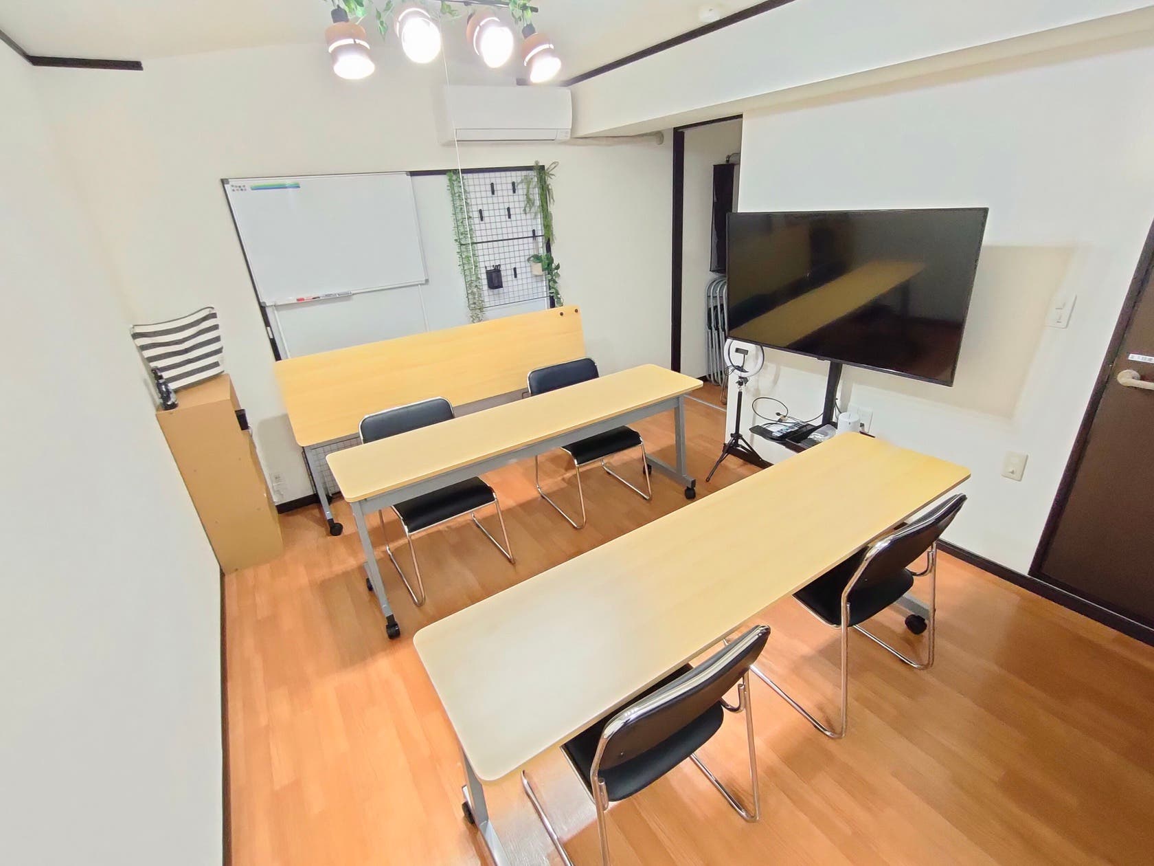 50インチTVのある完全個室貸会議室｜web会議・商談・面接・打合せ・勉強会・個人レッスンなどの写真3