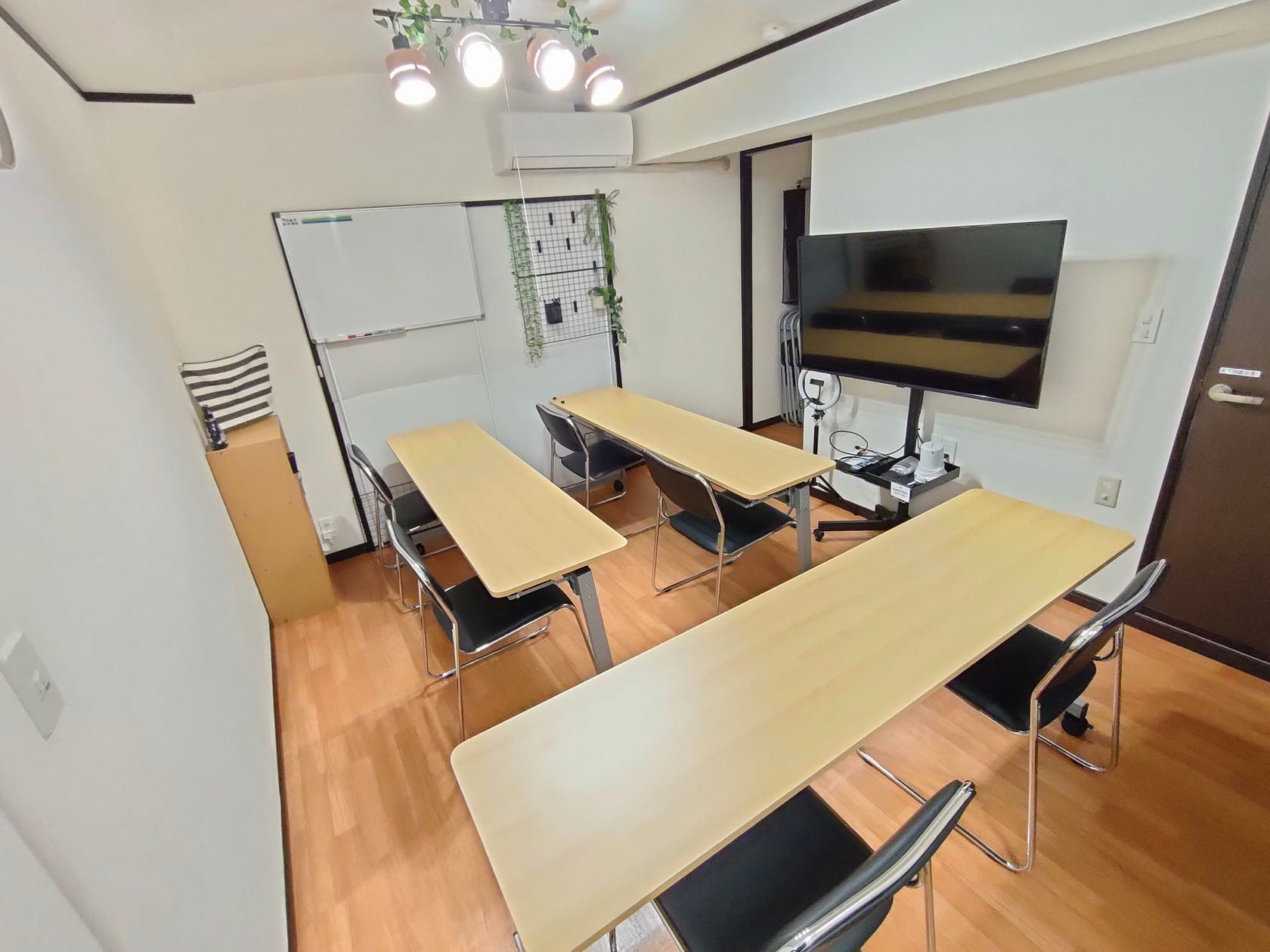 50インチTVのある完全個室貸会議室｜web会議・商談・面接・打合せ・勉強会・個人レッスンなどの写真4