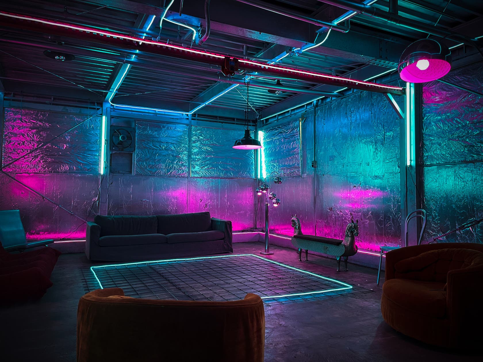 近未来的などこか退廃的な世界観が形成された撮影スタジオ 250㎡ | 雑色駅徒歩15分 | ＃廃墟＃アパレル＃ハウススタジオの写真2