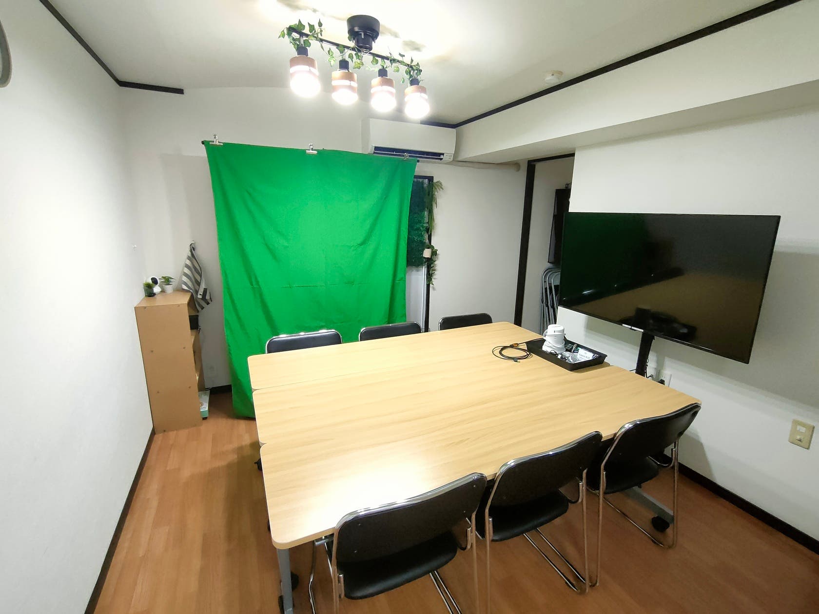 50インチTVのある完全個室貸会議室｜web会議・商談・面接・打合せ・勉強会・個人レッスンなどの写真5