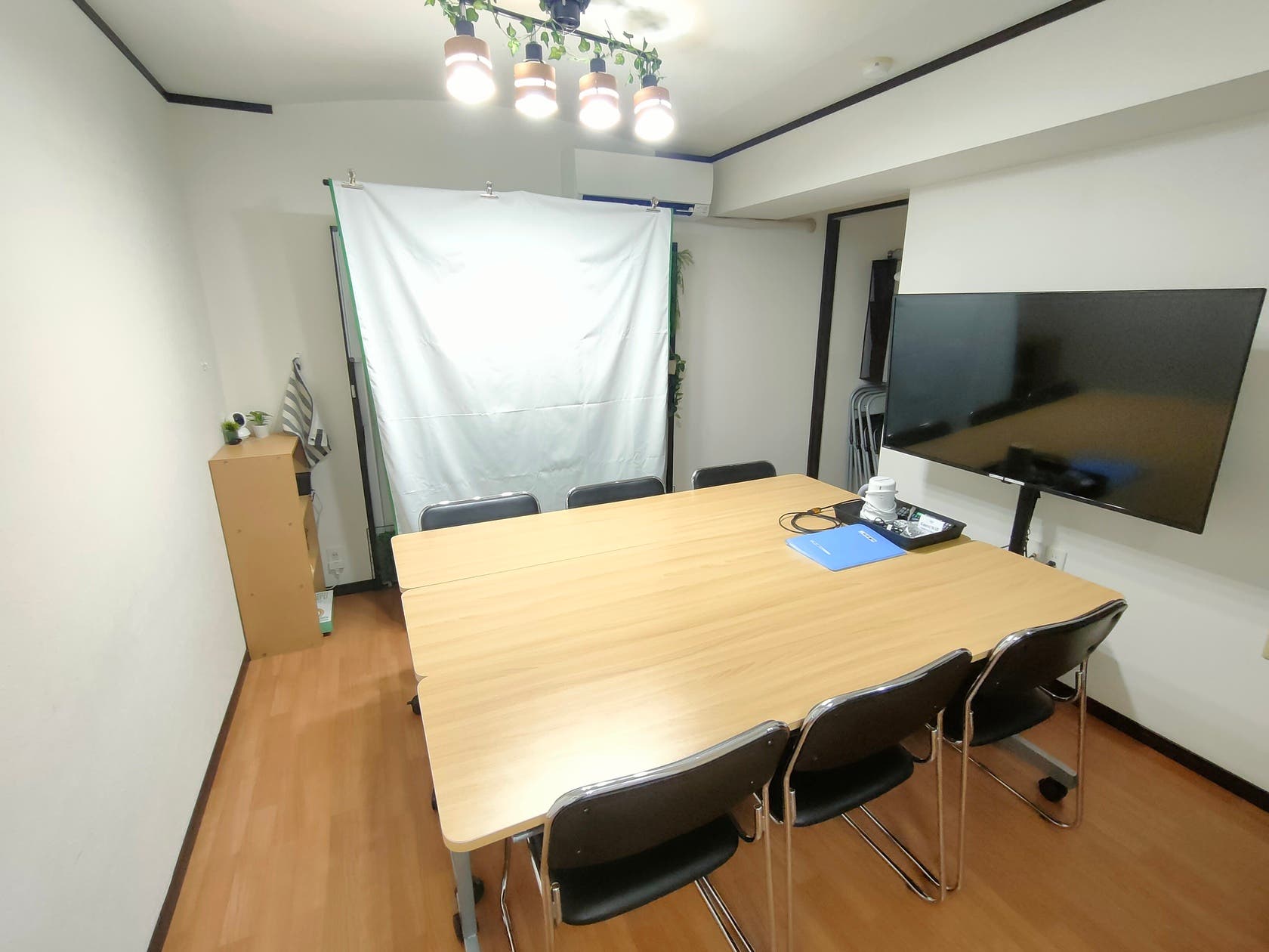 50インチTVのある完全個室貸会議室｜web会議・商談・面接・打合せ・勉強会・個人レッスンなどの写真6