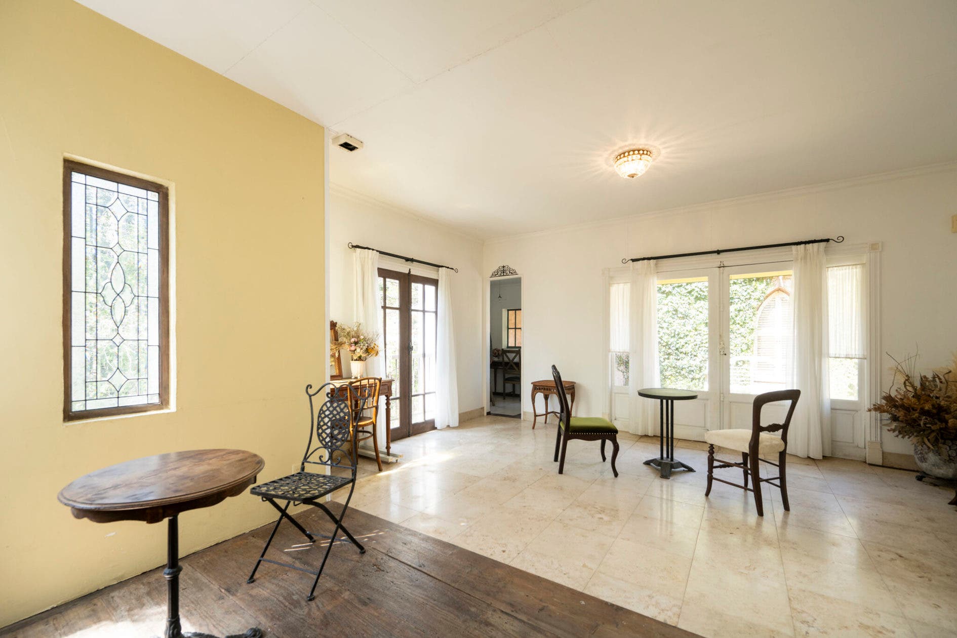 【都心から90分】自然光×高天井×260㎡｜ロケバスOKの大型撮影ハウススタジオの写真3