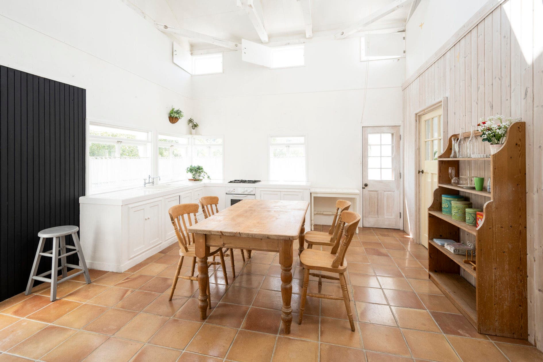 【都心から90分】自然光×高天井×260㎡｜ロケバスOKの大型撮影ハウススタジオの写真15