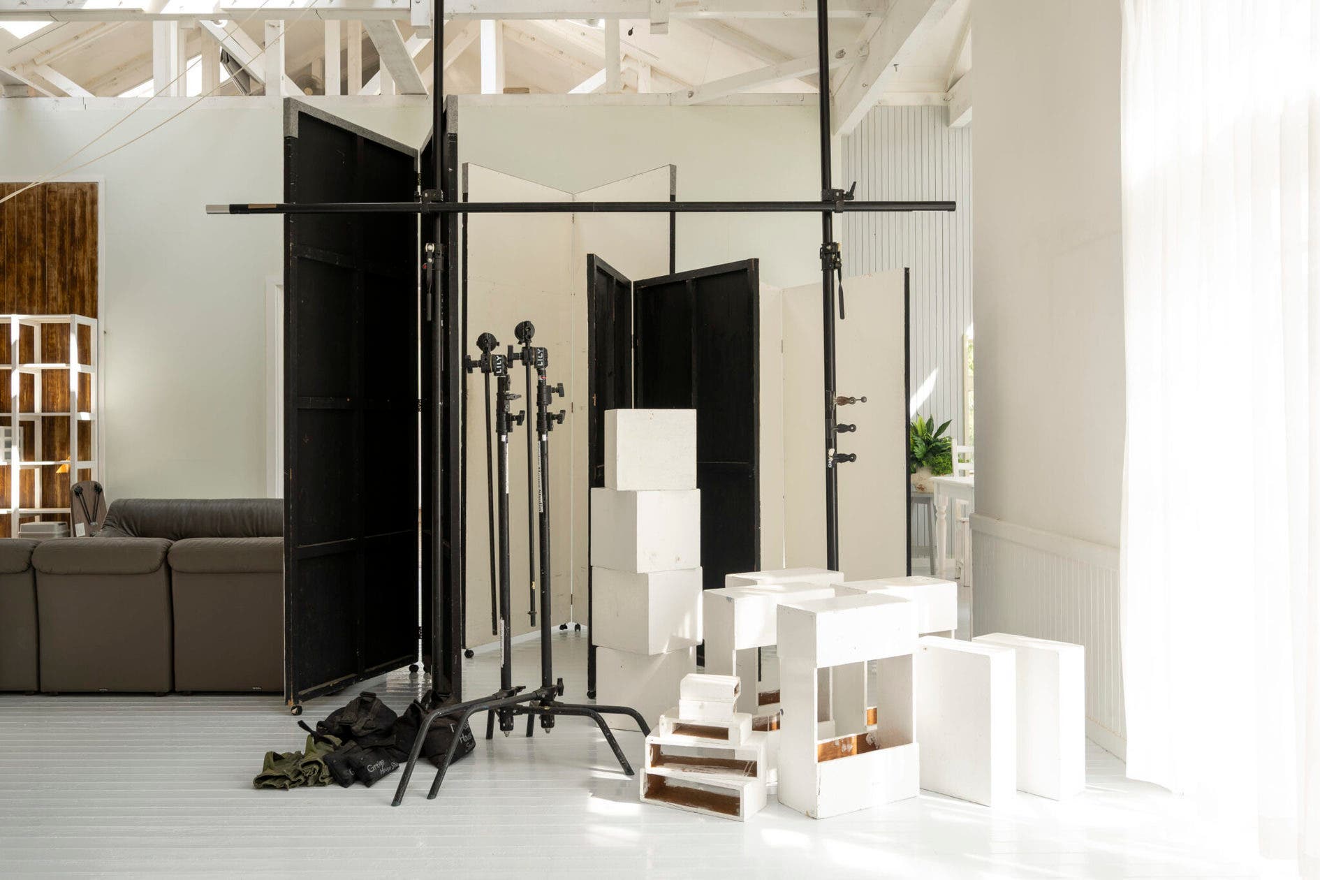 【都心から90分】自然光×高天井×260㎡｜ロケバスOKの大型撮影ハウススタジオの写真30