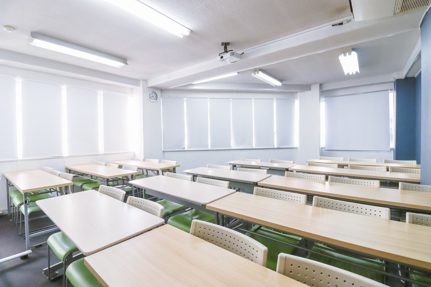 【JR新宿駅徒歩2分！30名】プロジェクター・ホワイトボード・マイク・WiFi全て無料！ふれあい貸し会議室 新宿No25の写真3