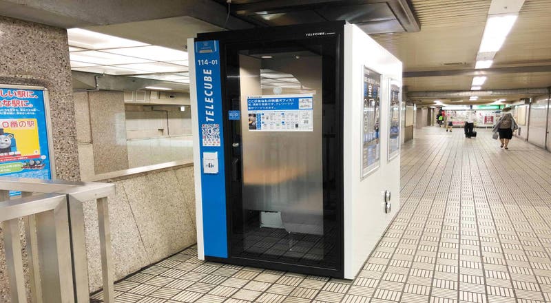 【テレキューブ】京阪電鉄　淀屋橋駅の個室型ワークブース（114-01）です。視線と音を遮る、プライベートな集中環境。