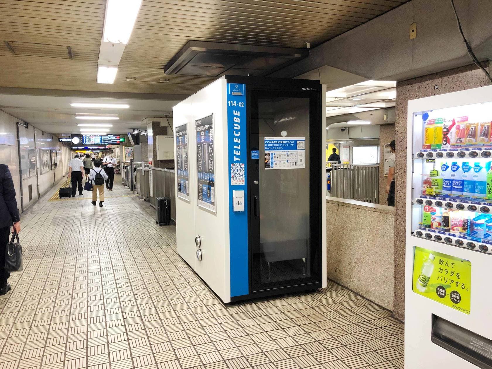 【テレキューブ】京阪電鉄　淀屋橋駅の個室型ワークブース（114-02）です。視線と音を遮る、プライベートな集中環境。の写真1