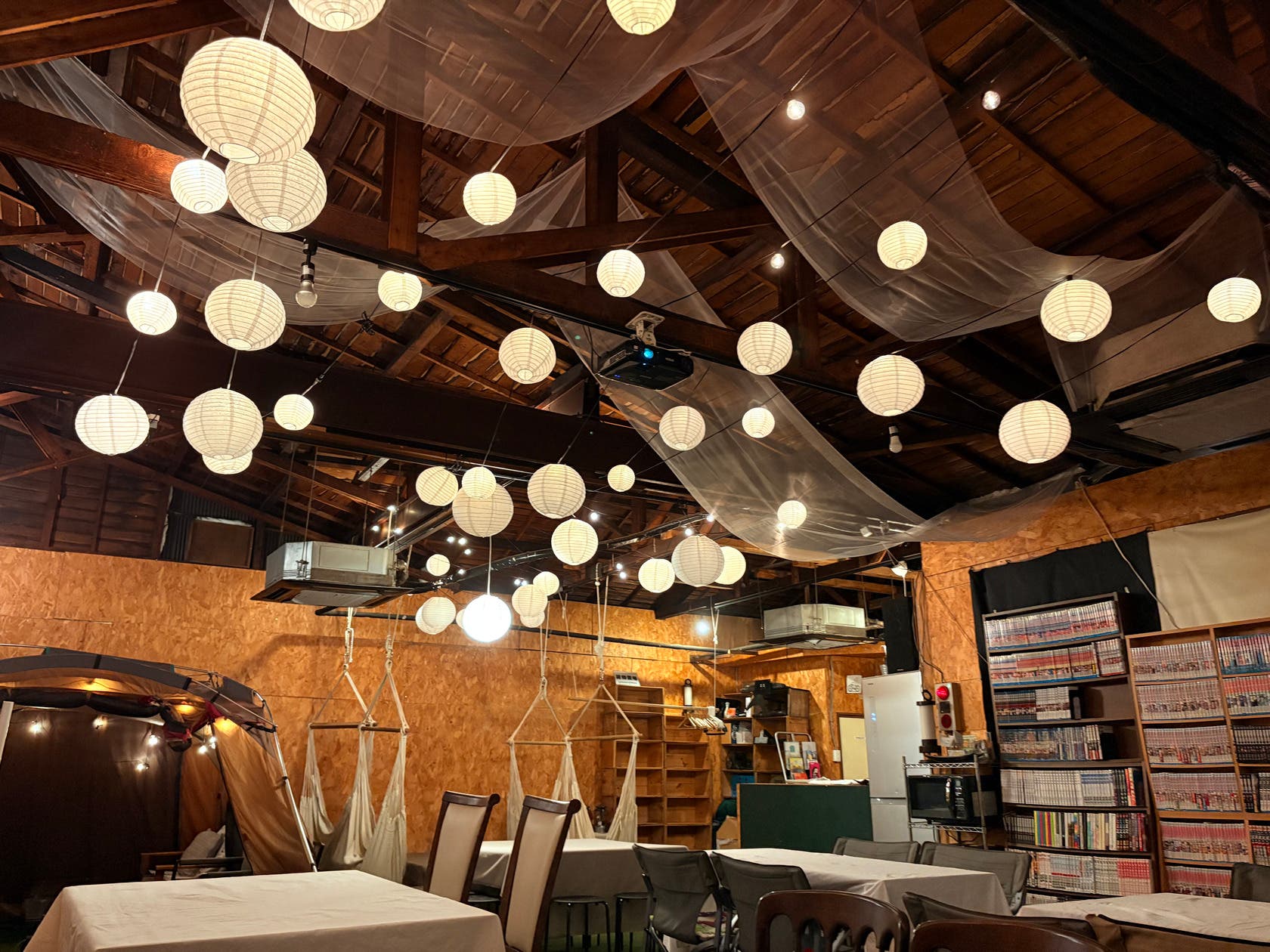 <Hammock>🚶三鷹駅徒歩3分🎉最大70名✨ハンモックカフェ🏕️グランピング🎥100インチスクリーン🃏ボードゲームの写真3