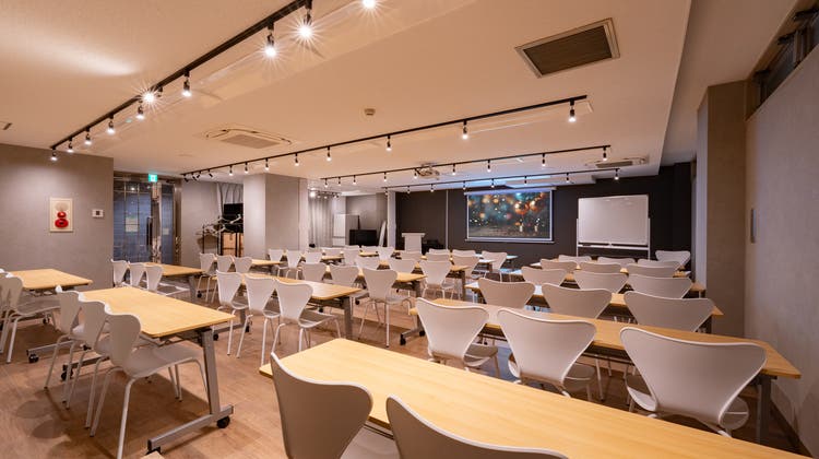 水道橋駅4分✨席数60/立食80名⭕️控室/24H/飲食可/100㌅画面/ゴミ処理/会議/懇親会/歓送迎会/セミナーの写真1