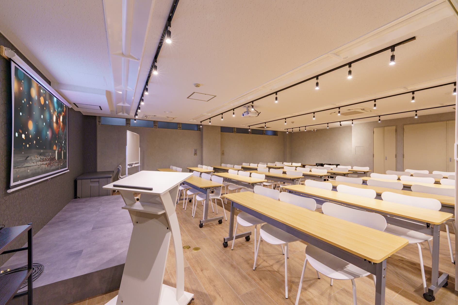 【内見無料】水道橋駅4分✨席数60/立食80名⭕️控室/24H/飲食可/100㌅画面/ゴミ処理/会議/懇親会/歓送迎会/セミナーの写真1