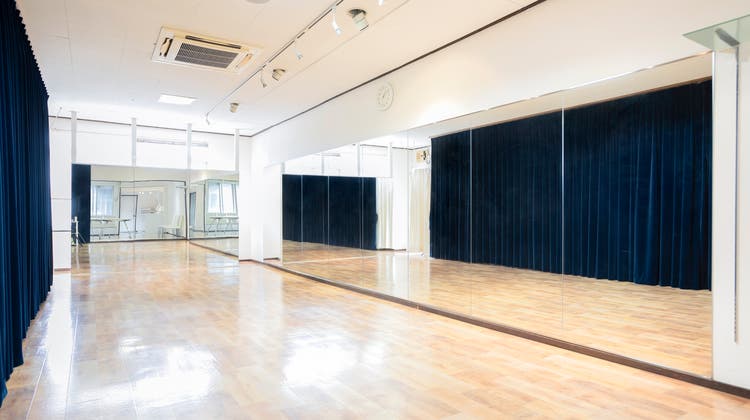 【NEW】富山市中心部!8m×3m壁面ミラー★大駐車場あり★アクセス抜群な音響完備レンタルスタジオ♪の写真1