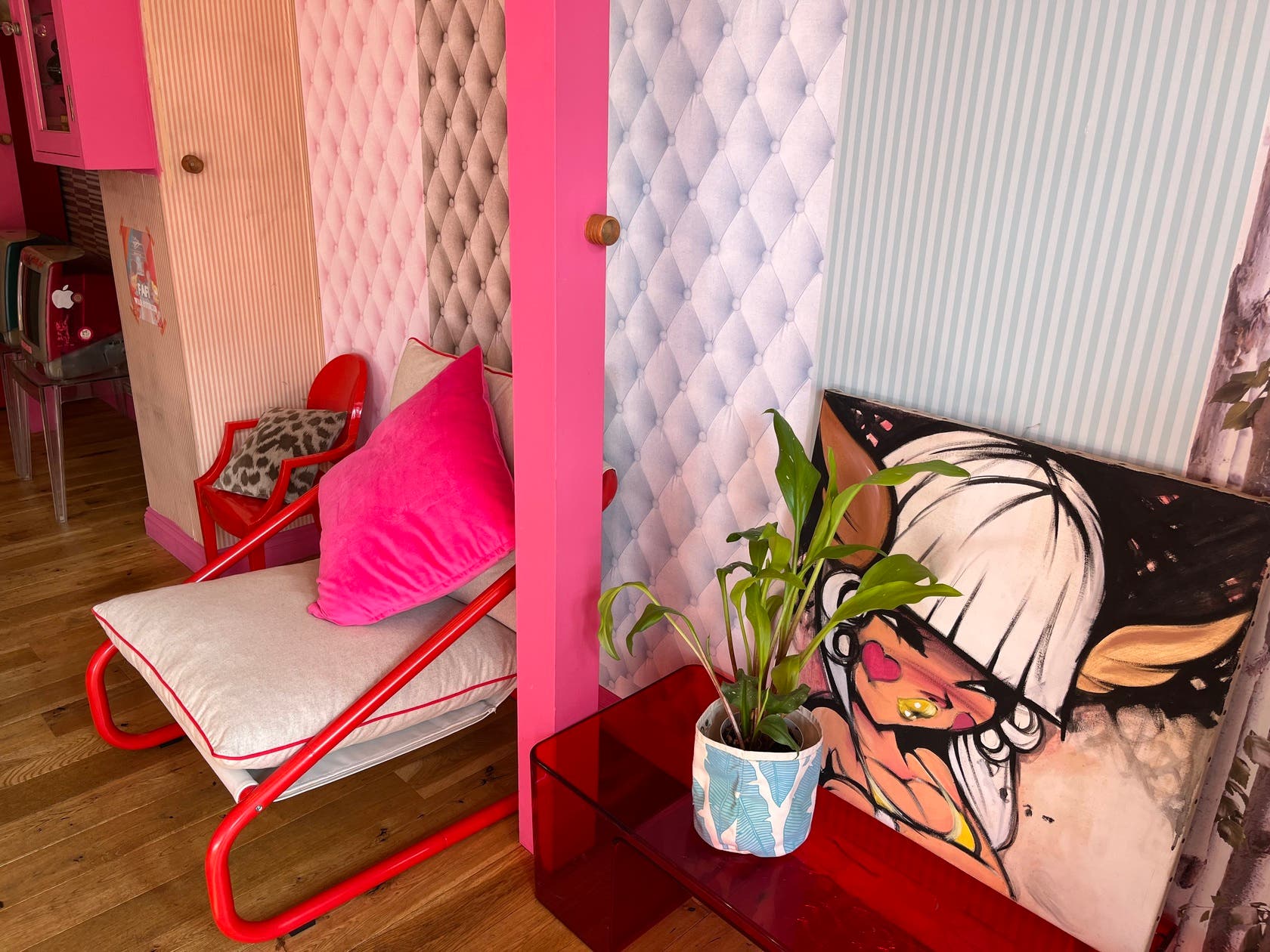 ピンクベースのガーリーなスペースの写真3