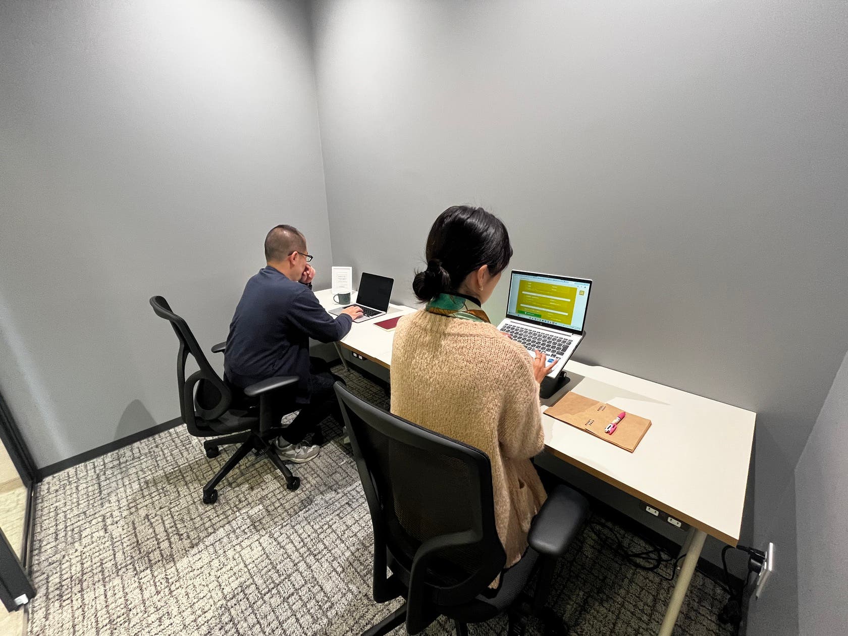 【新高島駅徒歩2分】2席着席可/光回線高速WiFi/有人スタッフ/飲食可/貸し会議室 [Room4]の写真3