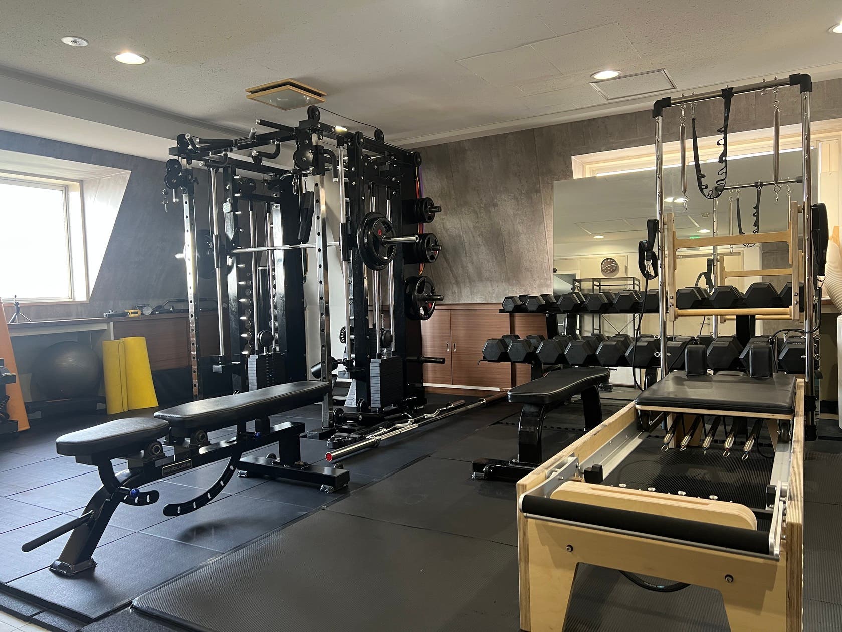 ピラティス＆筋トレができる完全個室のレンタルジム│リフォーマー・5in1ラック・ダンベル35kgまで‼️(最大4人まで)の写真1