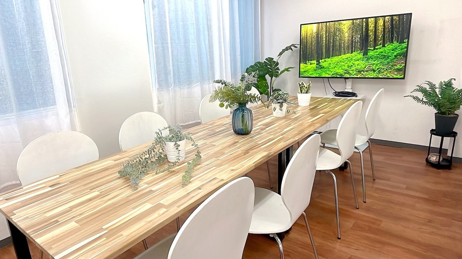 🎊好立地🎊｜銀座駅3分・東銀座駅1分❗｜TV｜プロジェクター｜《平日7〜18時限定》会議・デスクワーク専用🉐プラン｜〜15名の写真1