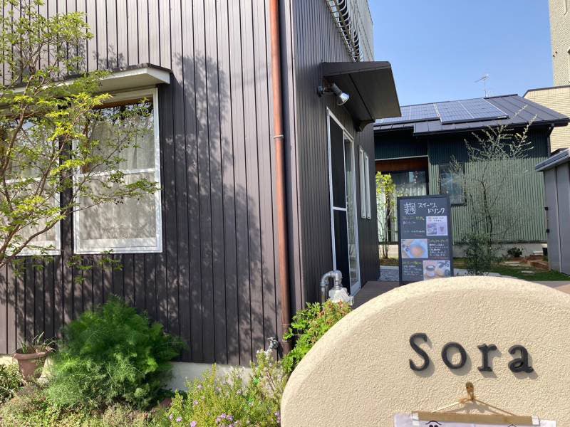 【貸切OK】1階フロアー：靴を脱いでくつろぐ一軒家カフェ｜営業日・定休日も利用可 ： 自然光×木の空間×吹き抜けの写真4