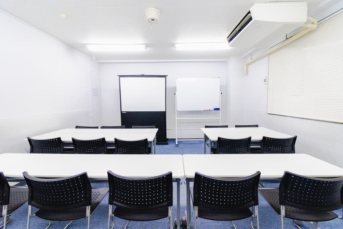 【新宿駅4分！21名利用可！】綺麗な室内！WiFi・プロジェクター・ホワイトボード全て無料！ふれあい貸し会議室　新宿豊栄の写真6