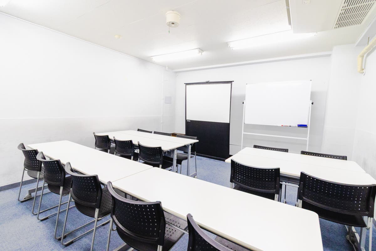 【新宿駅4分！21名利用可！】綺麗な室内！WiFi・プロジェクター・ホワイトボード全て無料！ふれあい貸し会議室　新宿豊栄の写真8