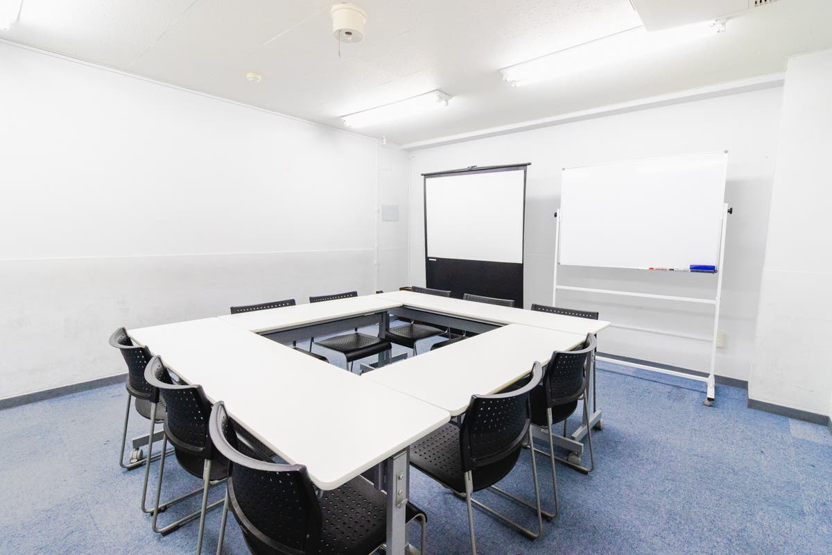 【新宿駅4分！21名利用可！】綺麗な室内！WiFi・プロジェクター・ホワイトボード全て無料！ふれあい貸し会議室　新宿豊栄の写真13