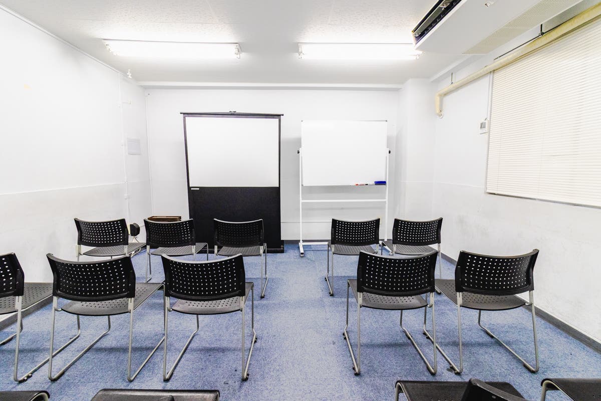 【新宿駅4分！21名利用可！】綺麗な室内！WiFi・プロジェクター・ホワイトボード全て無料！ふれあい貸し会議室　新宿豊栄の写真16