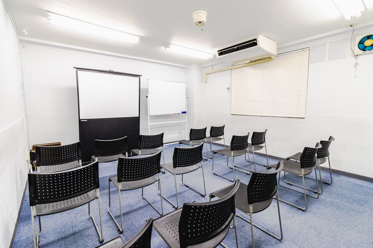 【新宿駅4分！21名利用可！】綺麗な室内！WiFi・プロジェクター・ホワイトボード全て無料！ふれあい貸し会議室　新宿豊栄の写真17