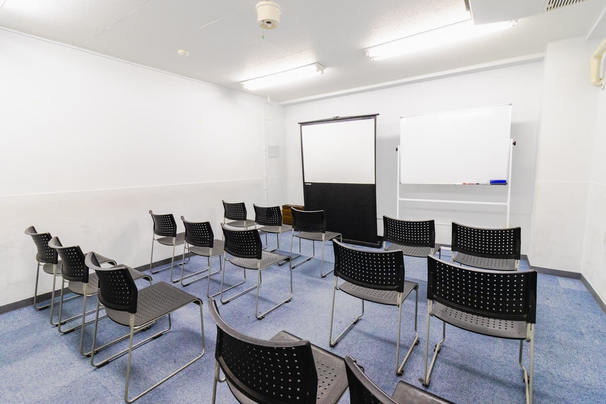 【新宿駅4分！21名利用可！】綺麗な室内！WiFi・プロジェクター・ホワイトボード全て無料！ふれあい貸し会議室　新宿豊栄の写真18