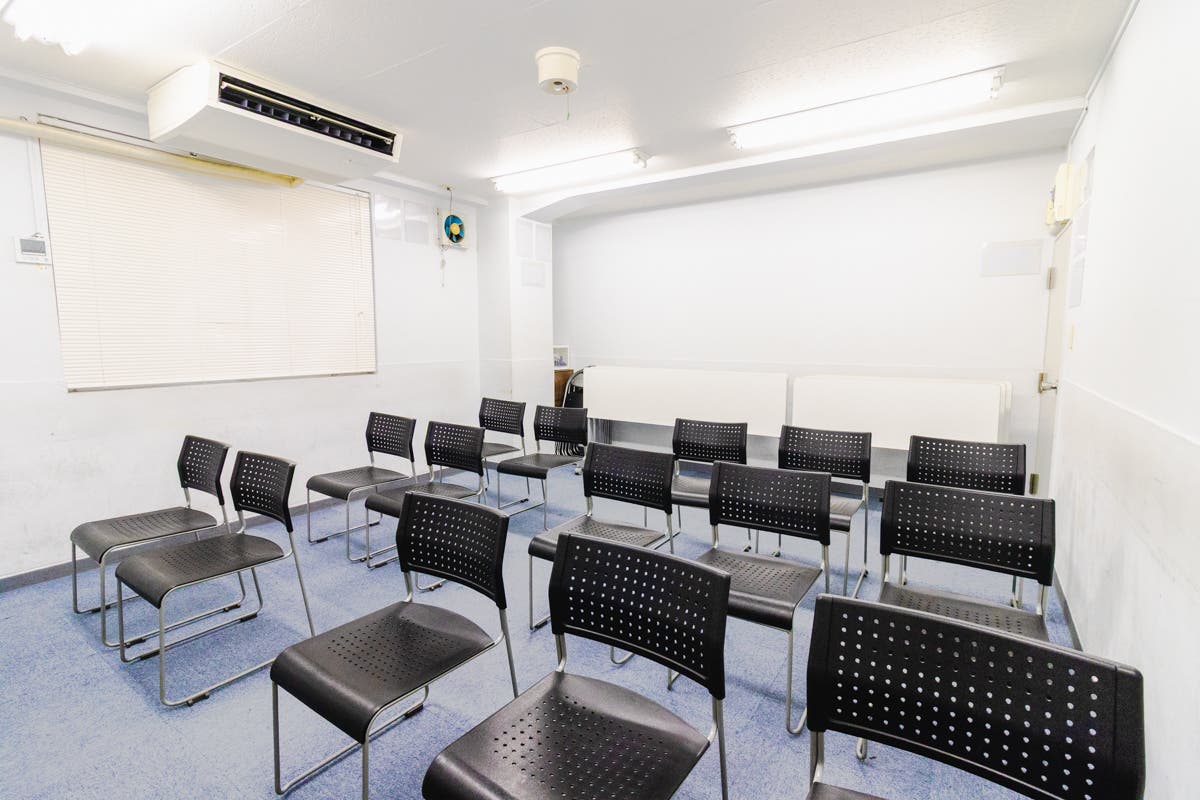 【新宿駅4分！21名利用可！】綺麗な室内！WiFi・プロジェクター・ホワイトボード全て無料！ふれあい貸し会議室　新宿豊栄の写真20