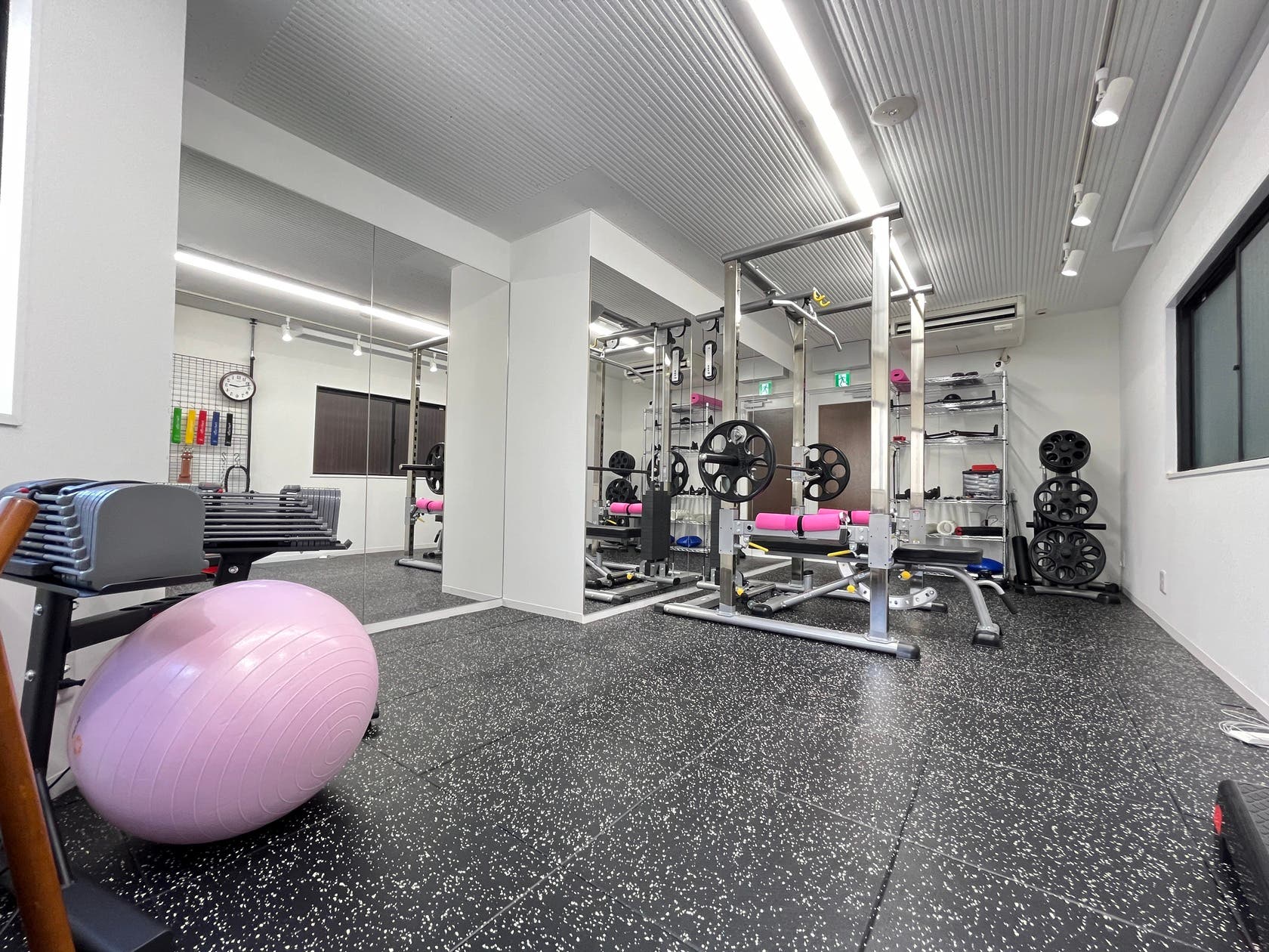 【赤坂駅3分】パワーラックを中心に機材完備！明るい個室レンタルジム　MIYAZAKI GYM赤坂店の写真10