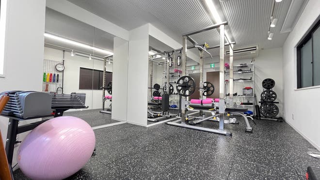 【赤坂駅3分】パワーラックを中心に機材完備!明るい個室レンタルジム MIYAZAKI GYM赤坂店の写真10