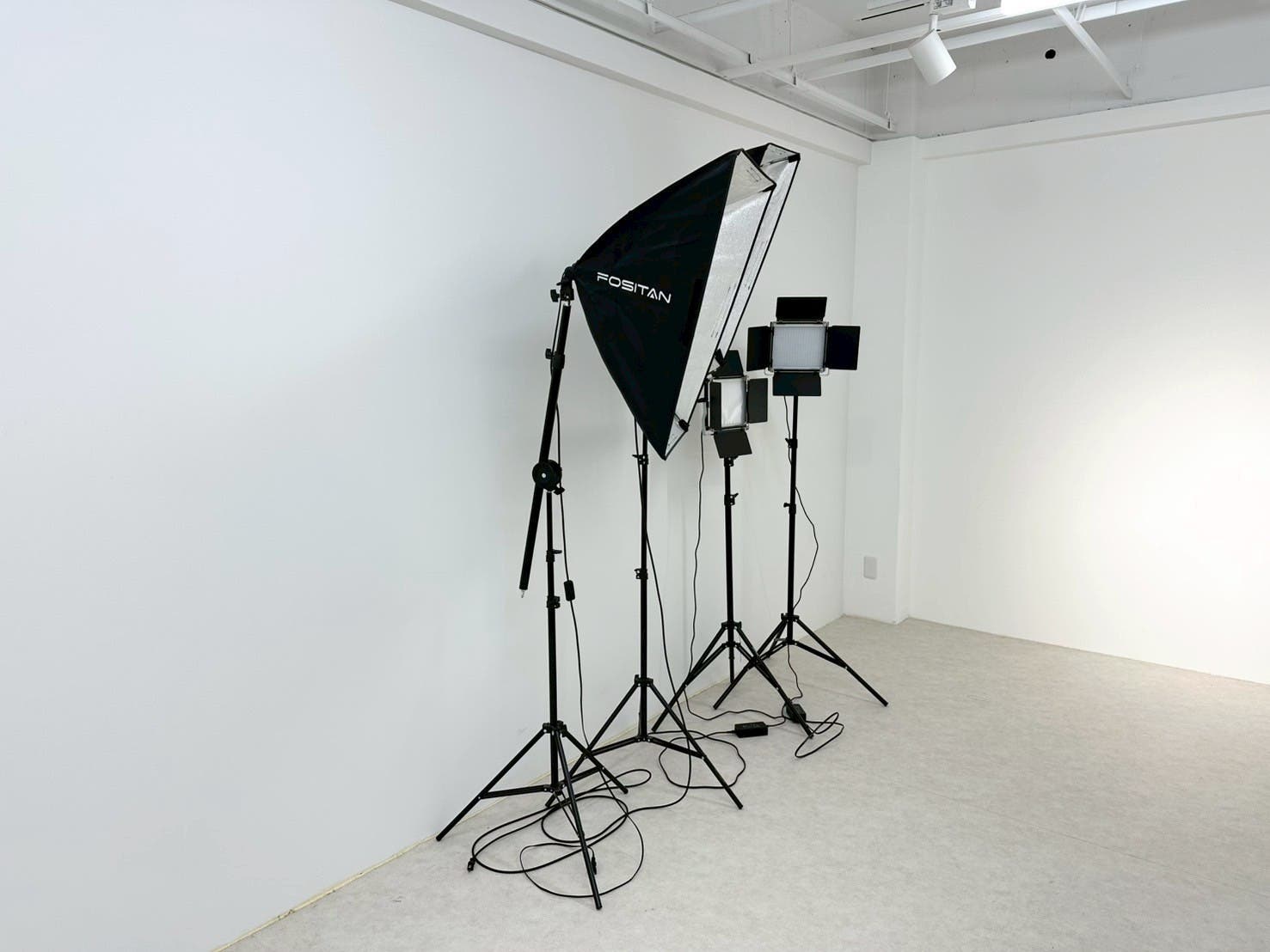 スマホで撮影しやすいLED天井照明！四ツ橋駅からすぐの撮影スタジオの写真5