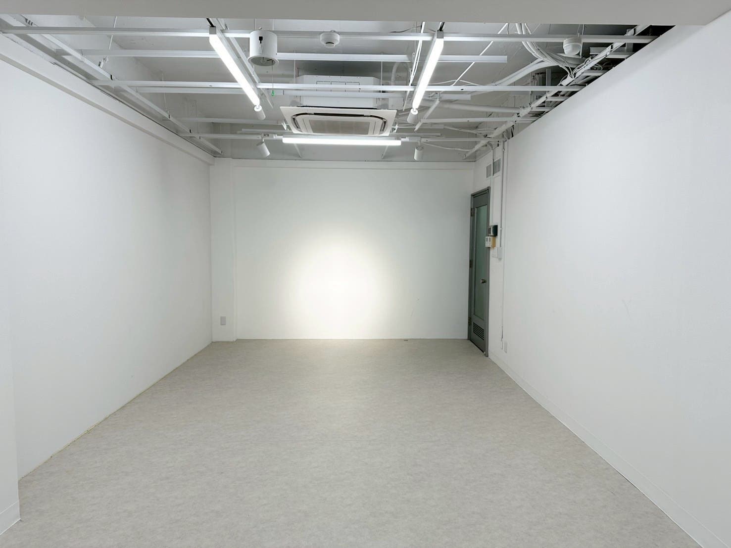 スマホで撮影しやすいLED天井照明！四ツ橋駅からすぐの撮影スタジオの写真1