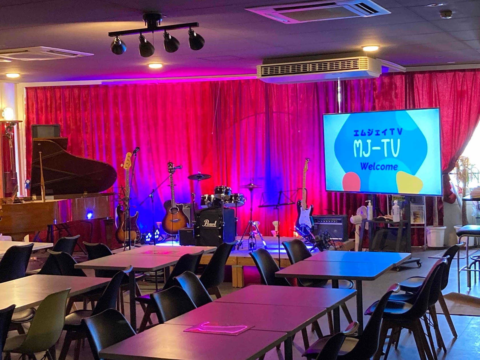 グランドピアノ、PA、照明設備を完備！音楽イベントに！（大音量のイベントは不可）の写真1