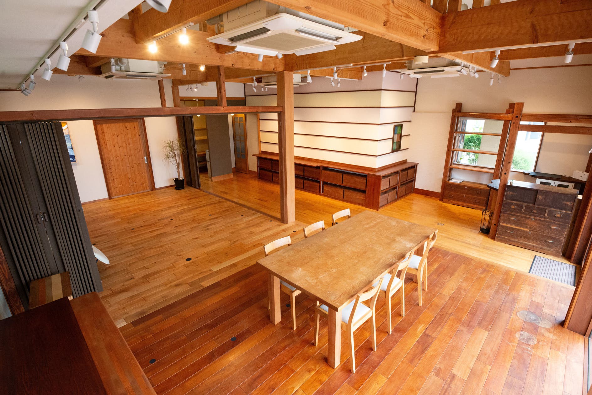 フローリング36㎡ 再利用材の古民家風カウンター・落ち着いた広々空間でヒーリングサロン、イベント物販に最適！の写真1