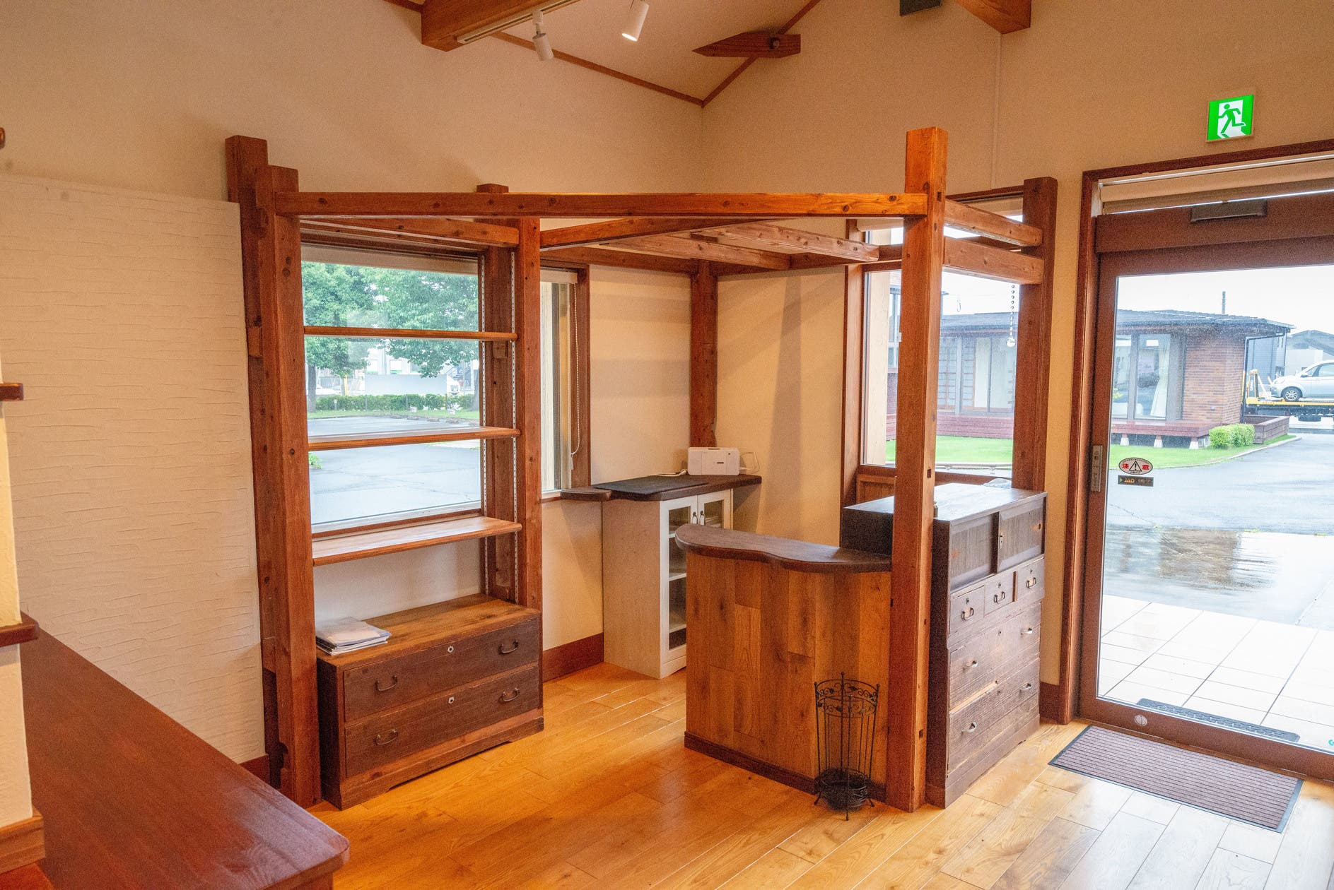 フローリング36㎡ 再利用材の古民家風カウンター・落ち着いた広々空間でヒーリングサロン、イベント物販に最適！の写真4