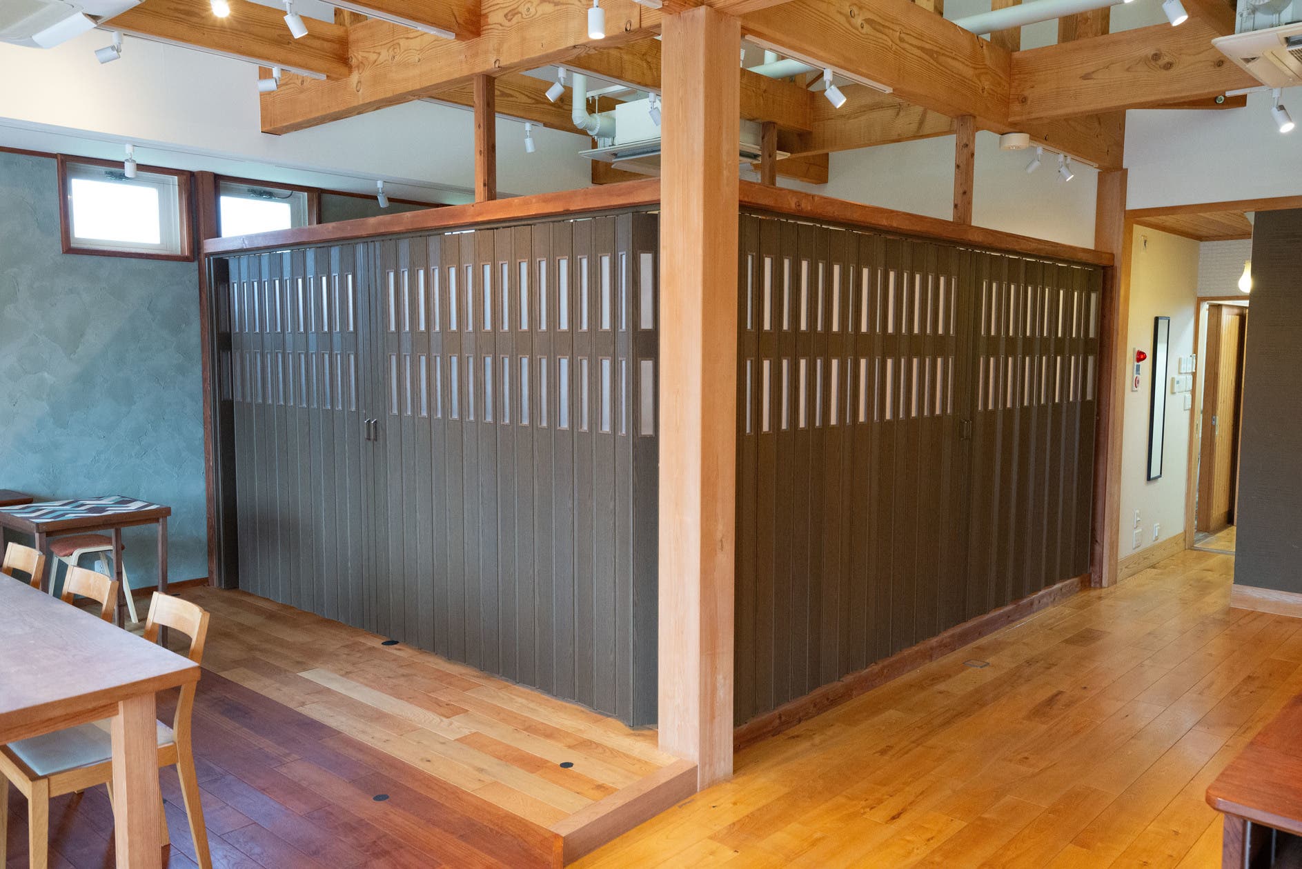 フローリング36㎡ 再利用材の古民家風カウンター・落ち着いた広々空間でヒーリングサロン、イベント物販に最適！の写真13